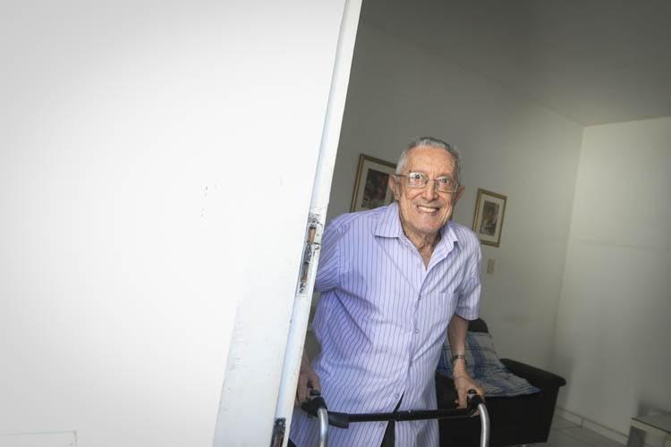 Escritor e romancista piauiense Assis Brasil morre aos 92 anos em ...